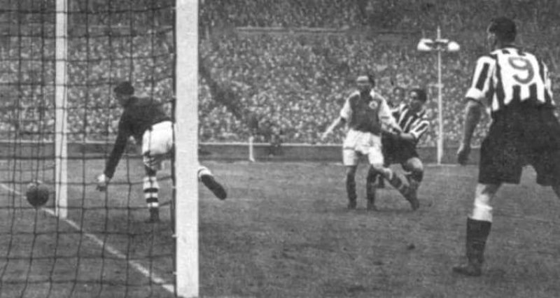 Histórico gol de Jorge Robledo en Wembley cumple 71 años: el primer ...
